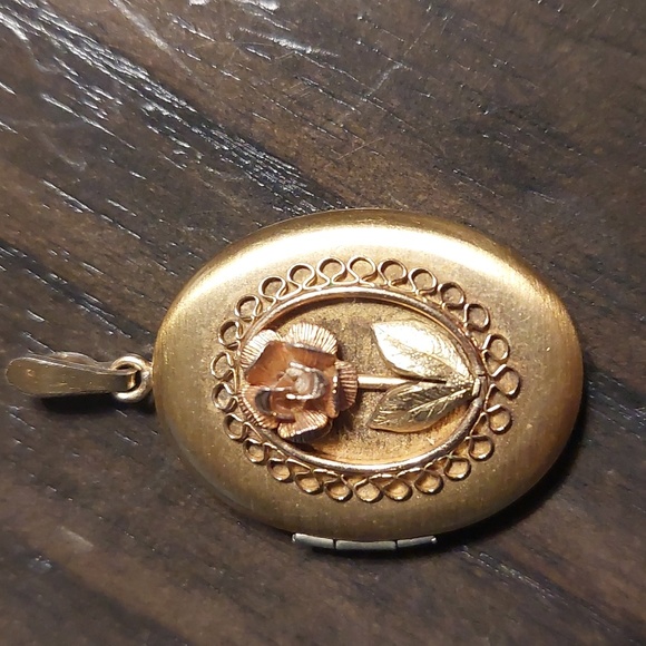 Krementz | Jewelry | Krementz Gold Locket With Rose Gold Rose No Chain ...